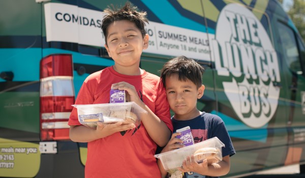 Lunch Bus Delivers Meals for the Summer | Greater Chicago Food Depository